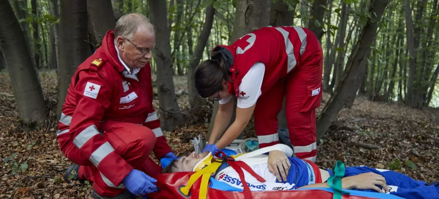 Bolničari Crvenog križa u nesreći motocikla