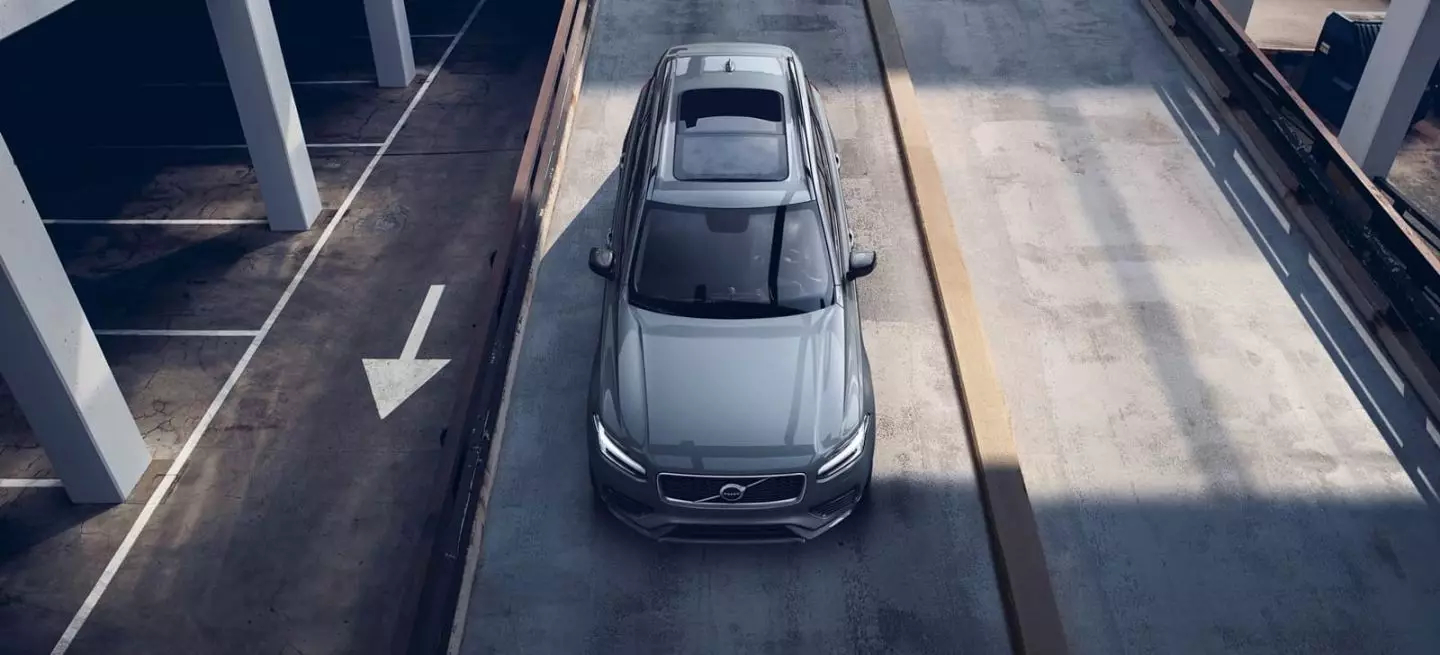 થન્ડર ગ્રેમાં નવું Volvo Xc90 R ડિઝાઇન T8 ટ્વીન એન્જિન