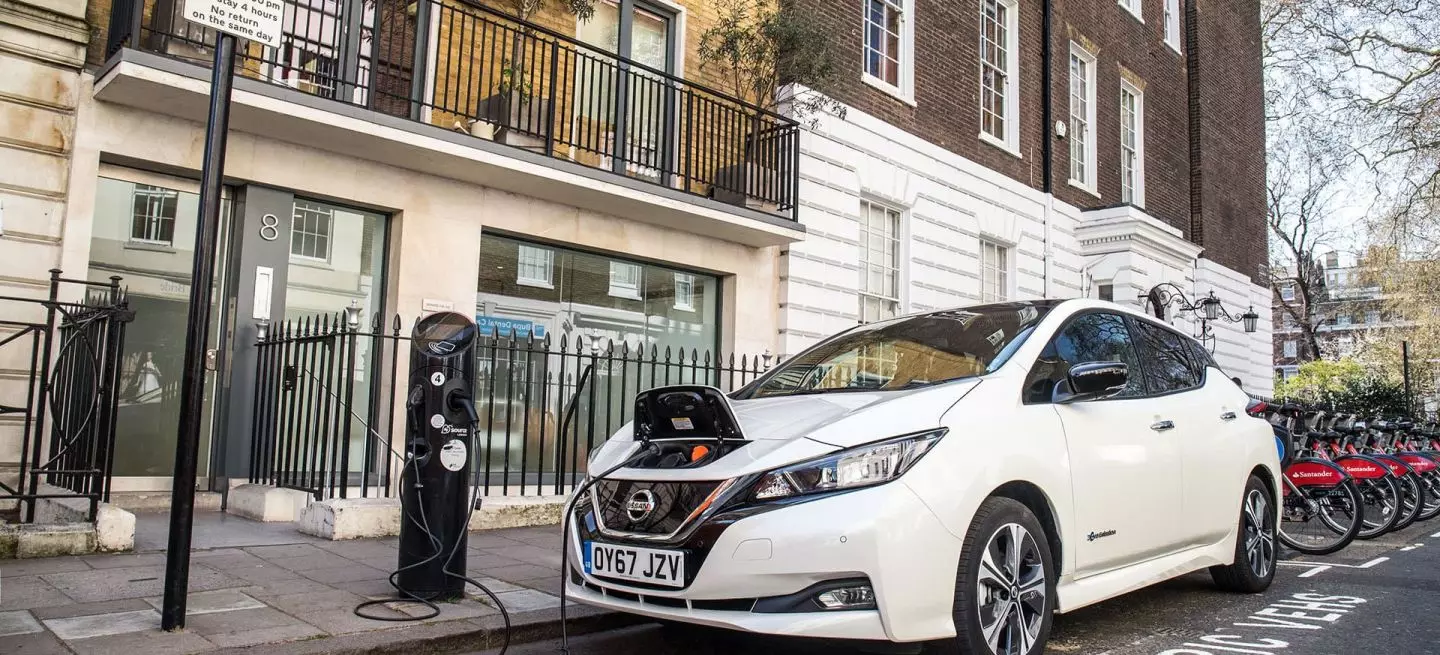 Пуркунандаи барқи Nissan Leaf