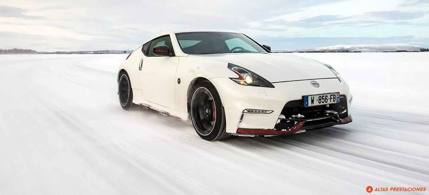 日産はトヨタ GT 86 と競合することはありませんが、Z と GT-R の物語は決して死ぬことはありません。 23714_2