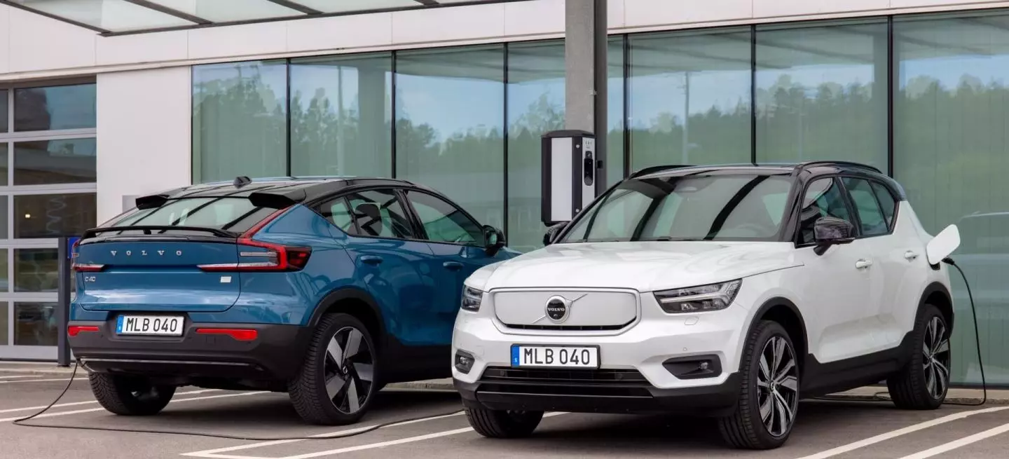 Ren elektrisk Volvo C40 och Xc40 Laddar vid en laddstation