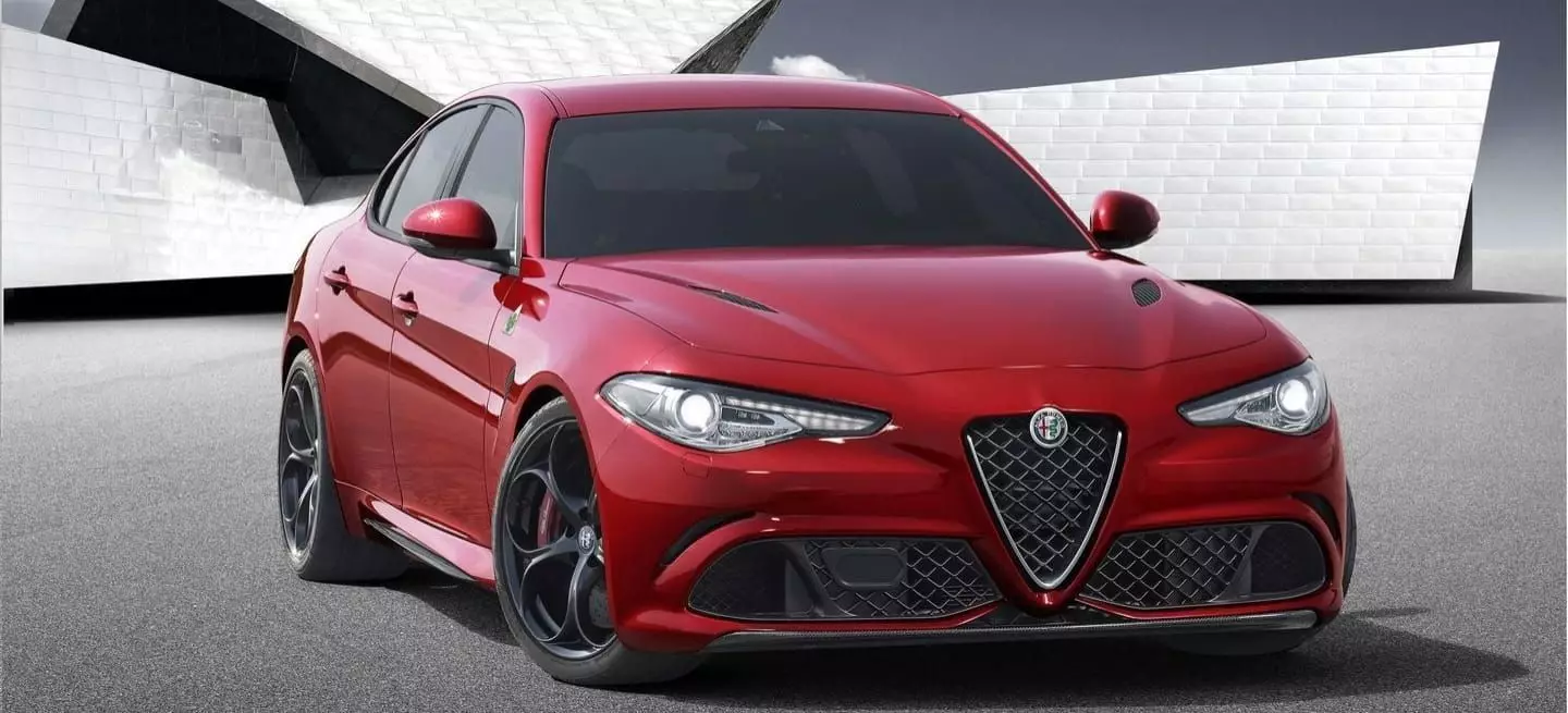 Draai daardie luidsprekers op! Dit is hoe die Alfa Giulia brul en geniet. 'n Ferrari met biscione en 510 pk (video) 25995_1