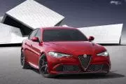 Draai daardie luidsprekers op! Dit is hoe die Alfa Giulia brul en geniet. 'n Ferrari met biscione en 510 pk (video) 25995_2