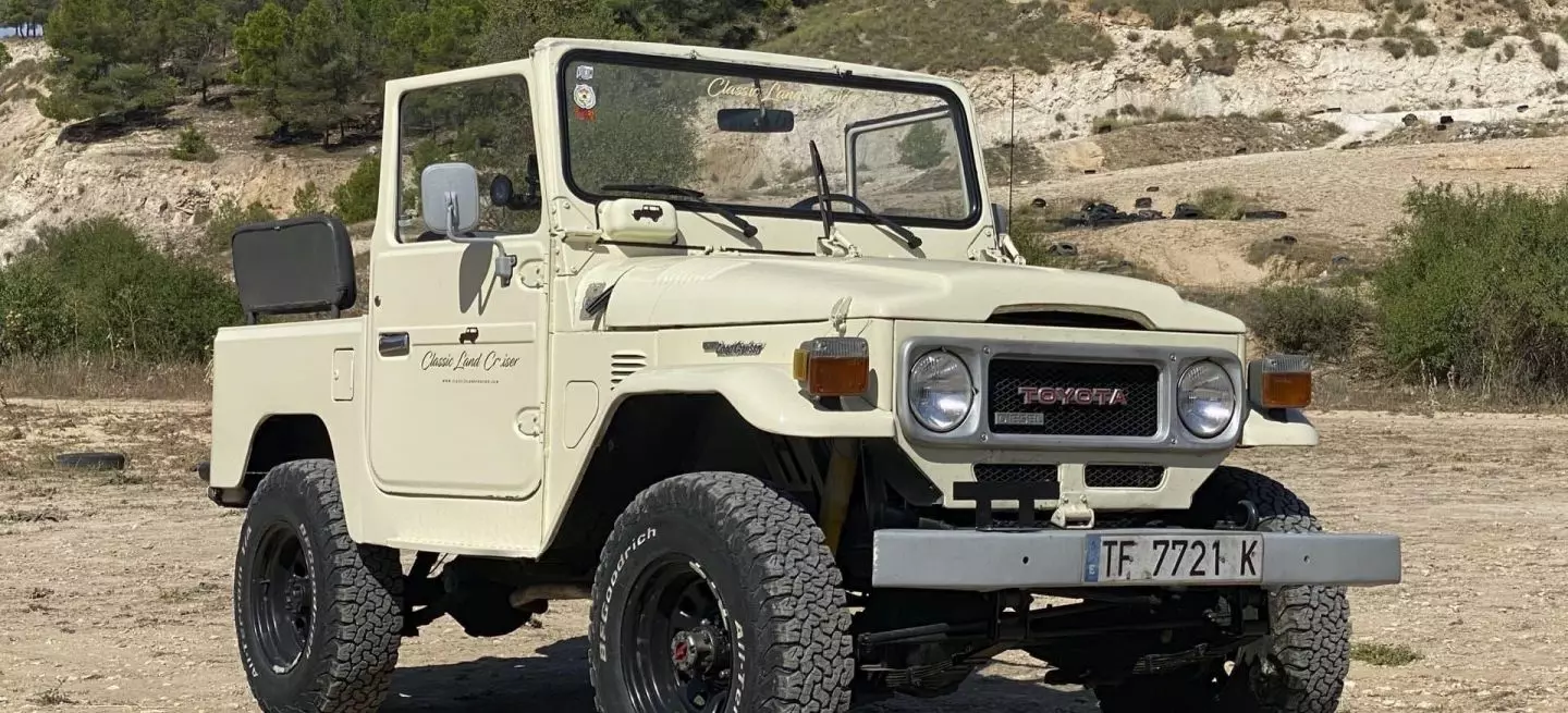 Переднее лобовое стекло Toyota Land Cruiser Bj40