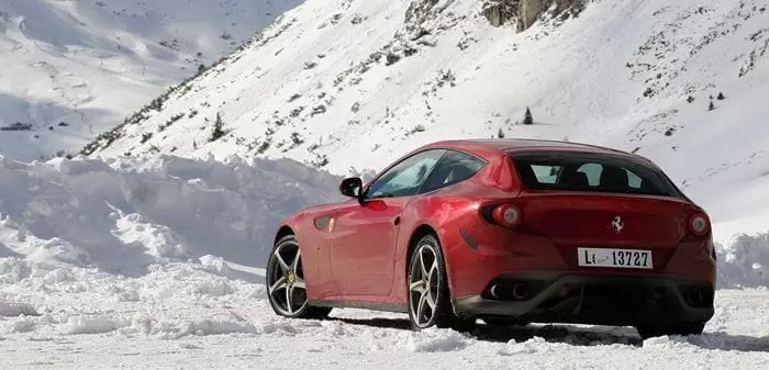 Ferrari FF, tseem yuav muaj lub ntsej muag: nws yuav muaj nrog V8 turbo