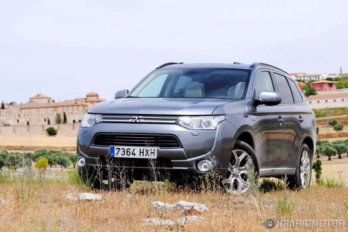 I-Mitsubishi Outlander PHEV