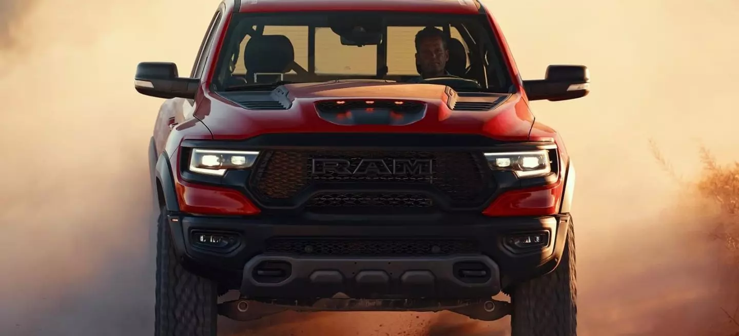 2021 Ram 1500 Trx Ön Baş Hərəkətdədir