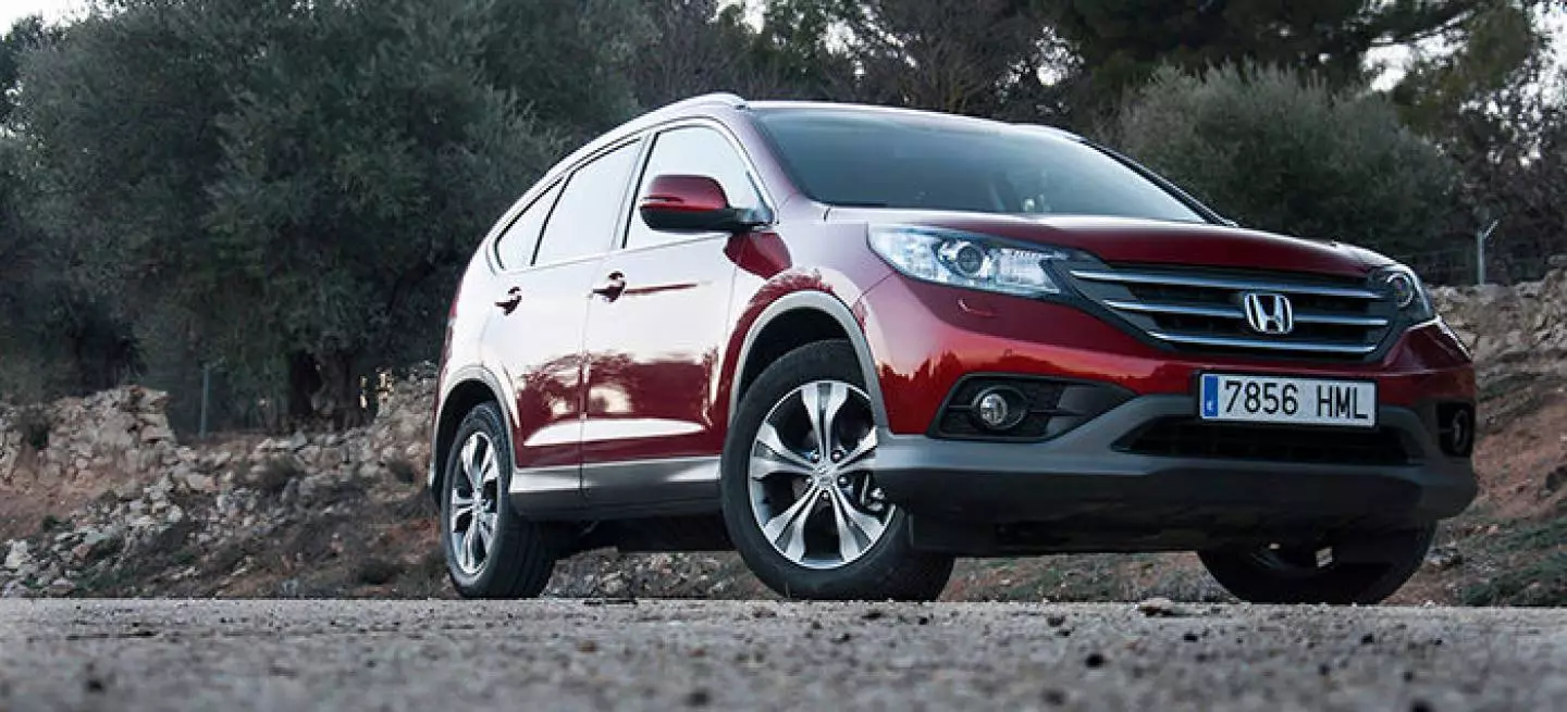 Honda CR-V: 2.2 i-DTEC 4x4 su 150 AG bandymas. Judresnis visureigis kelyje, bet patogus ir tvirtas nuo jo 30787_2