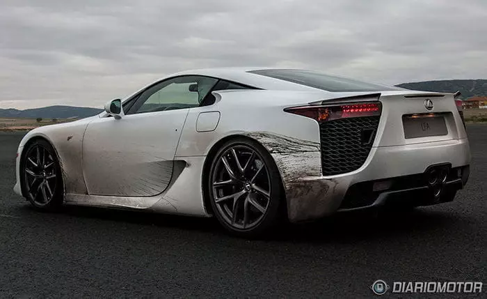 Lexus nilo lati pada si nini ọkọ ayọkẹlẹ kan ti o ṣiṣẹ bi ala-ilẹ lẹhin Lexus LFA