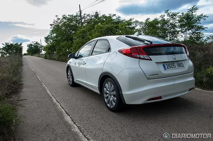 Pagsubok sa Honda Civic 1.4 Sport