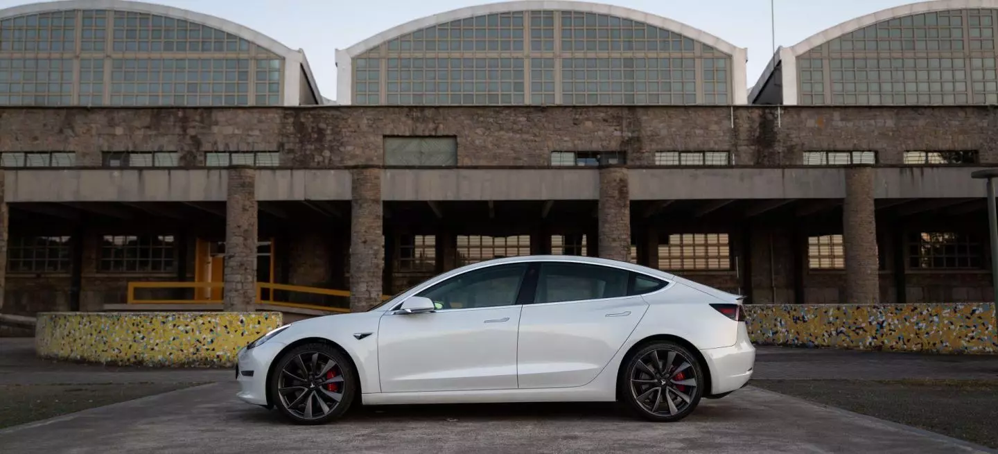 Tesztelje a Tesla Model 3 teljesítményét 26