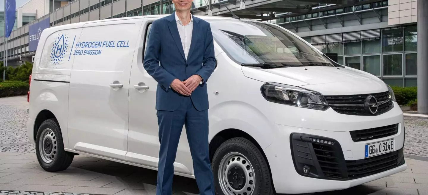 UMichael Lohscheller Mit Dem Opel Vivaro Mit Wasserstoffantrieb