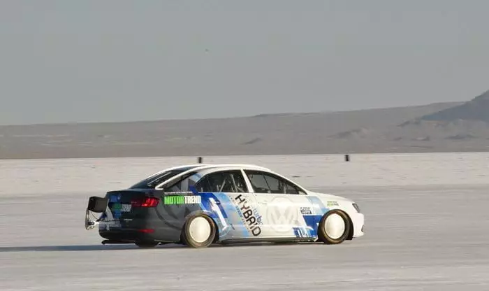 300 km/h barjerą „Volkswagen“ įveikia modifikuotu „Jetta Hybrid“.