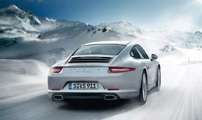 Ụlọ akwụkwọ ịnya ụgbọ ala Porsche na snow na-alọghachi 35049_1