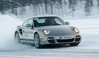 Ụlọ akwụkwọ ịnya ụgbọ ala Porsche na snow na-alọghachi 35049_3