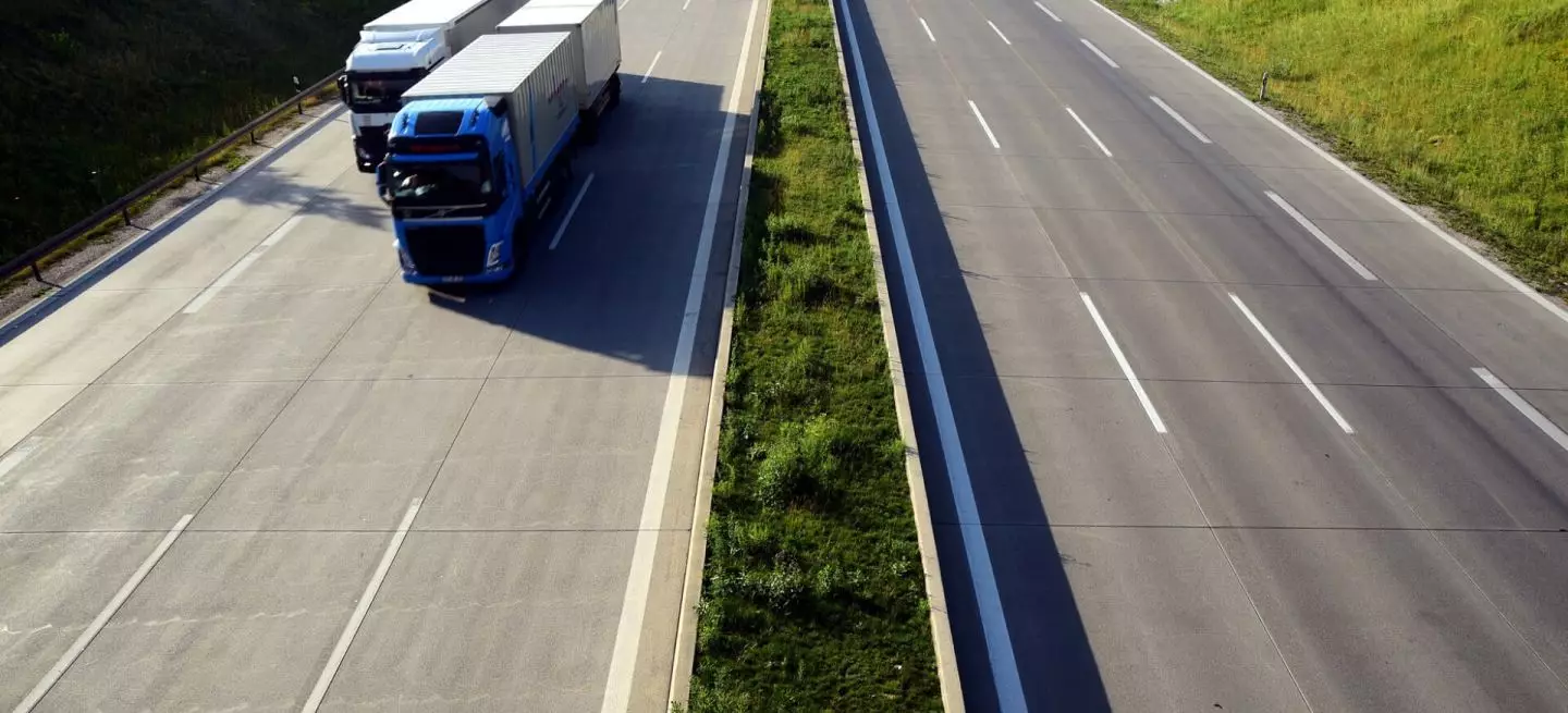 Postępuj na drogach konwencjonalnych bez przekraczania 90 km/h 03