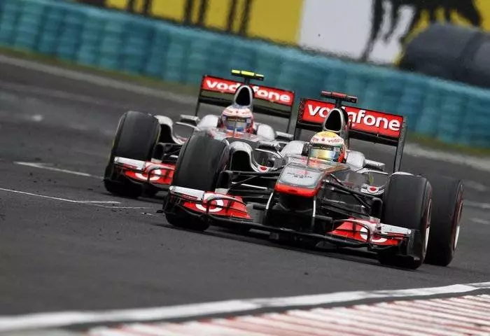 Hamilton (McLaren) และ Button (McLaren) - 2011 ฮังการี GP