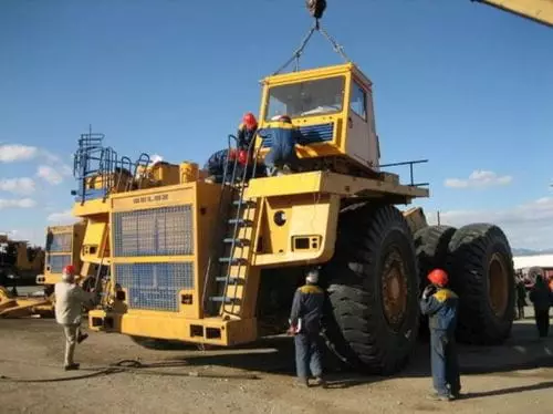 Hvernig er Belaz risastór dumper byggður?