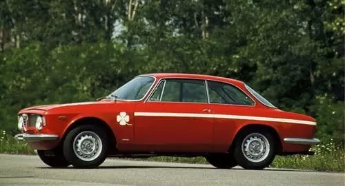 Trí choincheap an Alfa Romeo Giulia don Ghinéiv