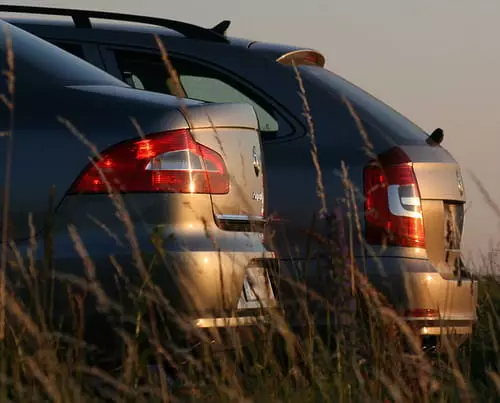 Тизерҳои версияи оилавии Skoda Superb