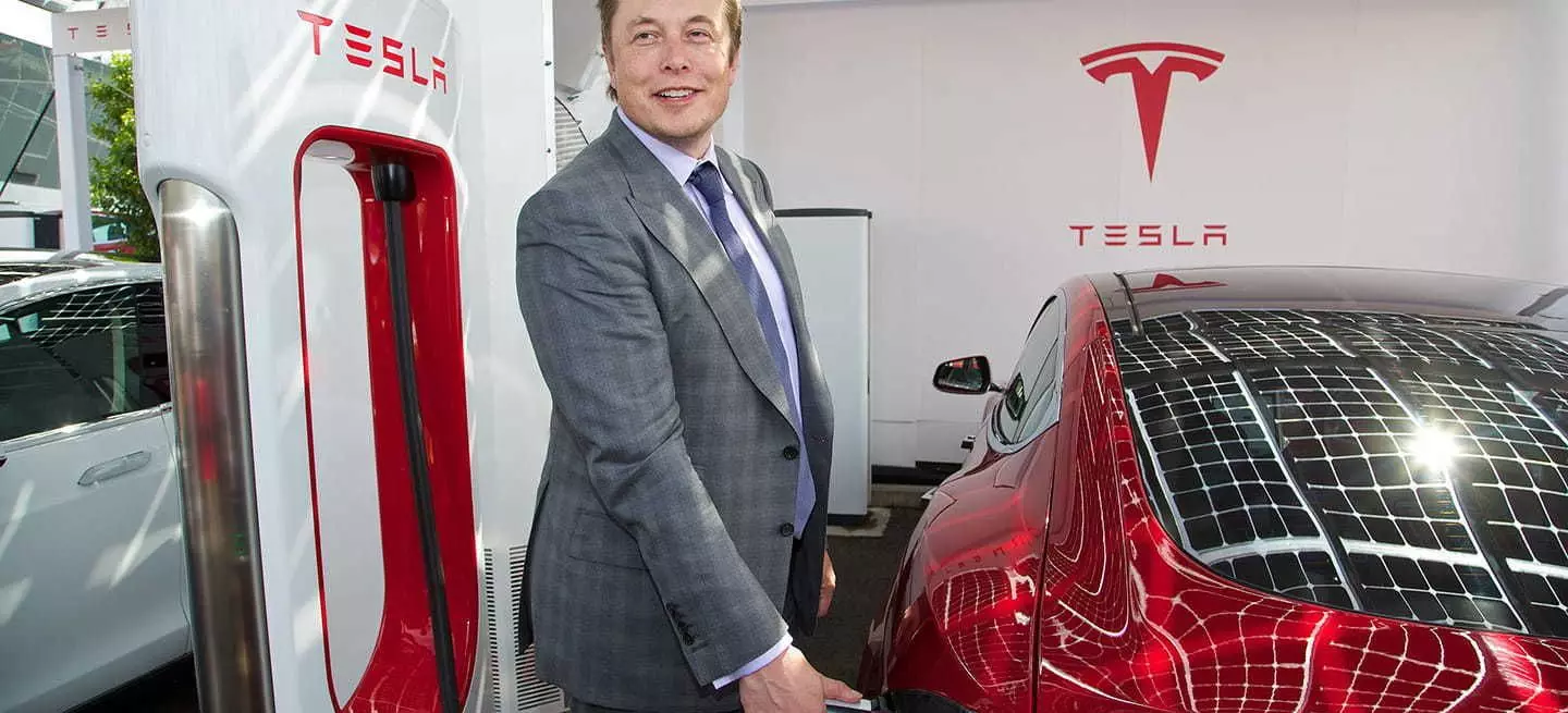 Nagcha-charge si Elon Musk Tesla