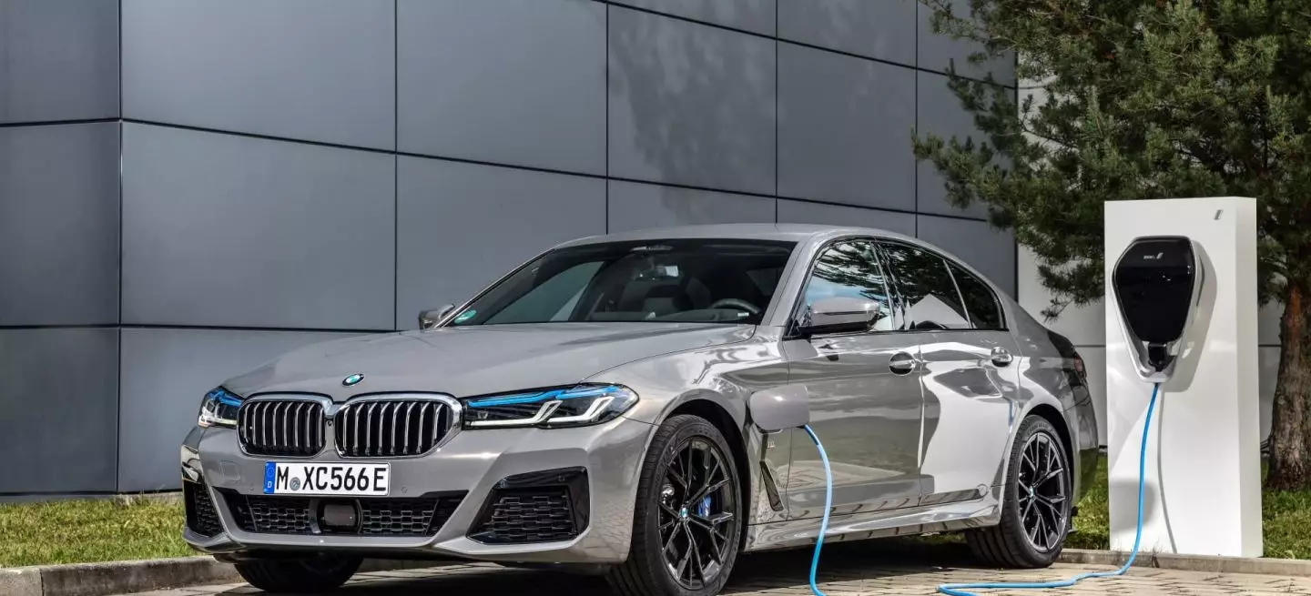 Ŝarĝo Elektra Aŭto Bmw Serio 5 545e