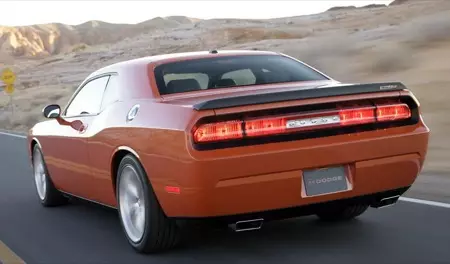 ด้านหลัง Dodge Challenger SRT8