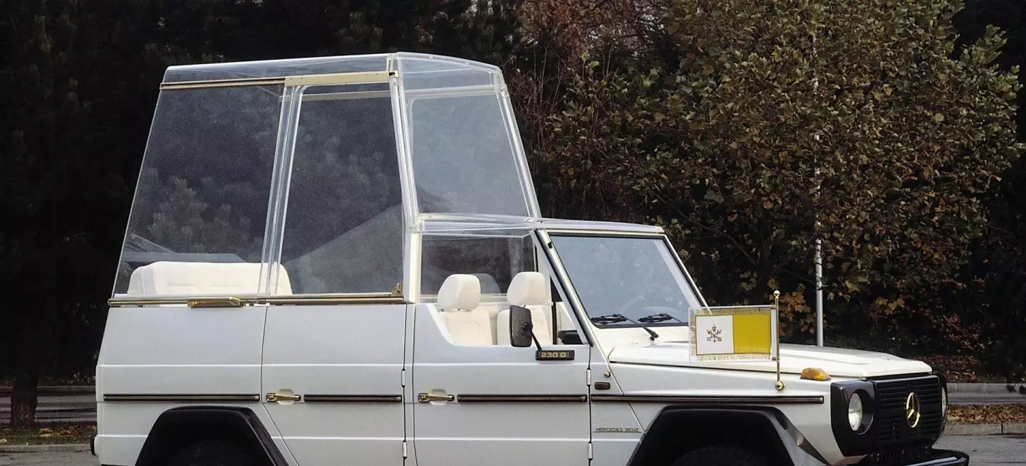 Pirmizrāde 40 gadu laikā: “papamobil” Auf Basis Der Mercedes Benz G Klasse Pirmizrāde pirms 40 gadiem: “popemobile”, pamatojoties uz Mercedes Benz G klasi