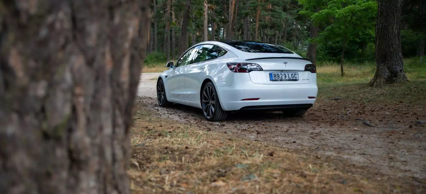 Sulayi ang Tesla Model 3 Performance 4