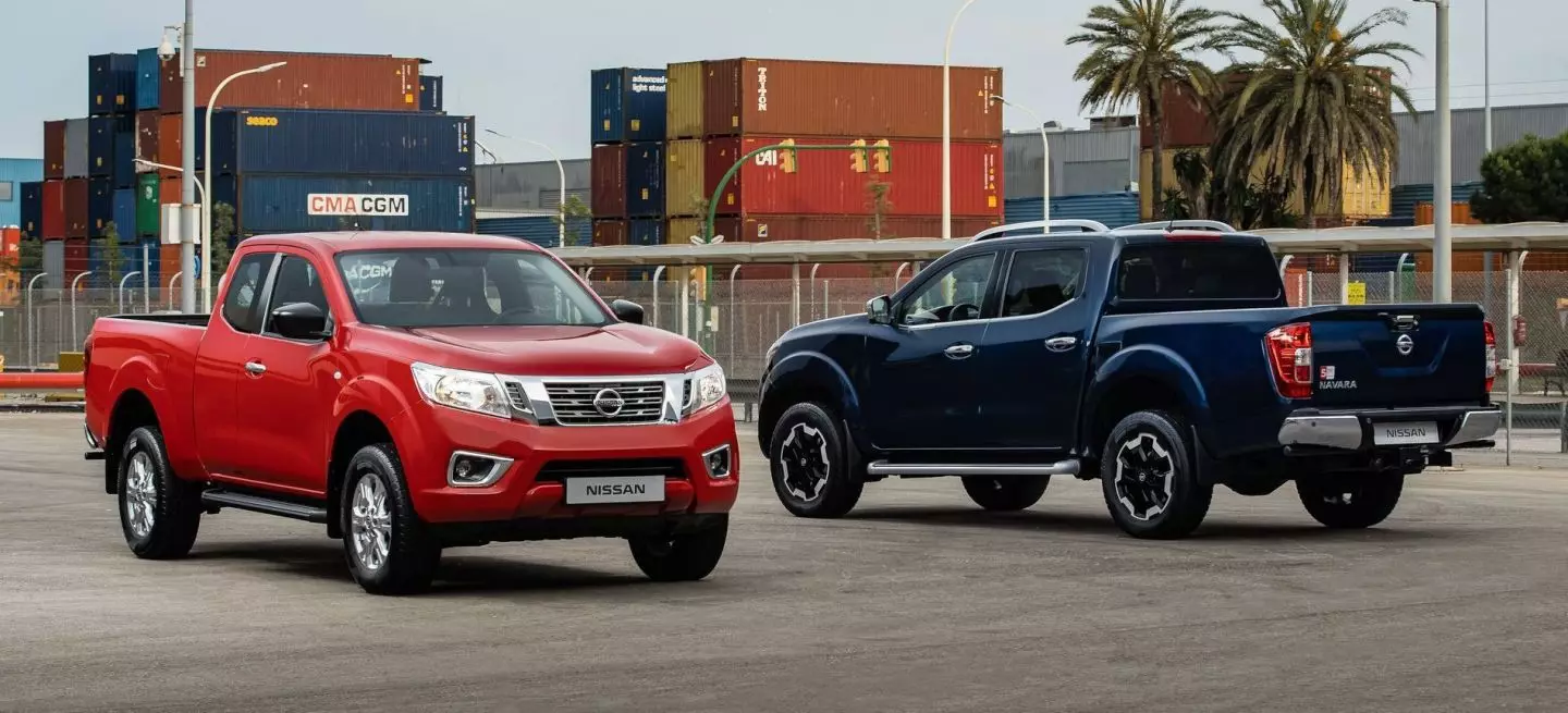 Nissan Navara King Cab (đỏ) và Double Cab (xanh)