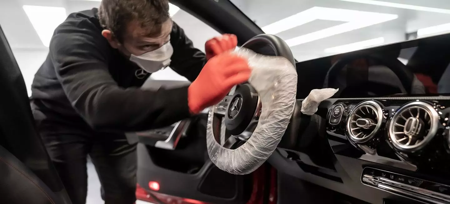 Gesichtsmaske Auto Mercedes Autohaus Reinigung