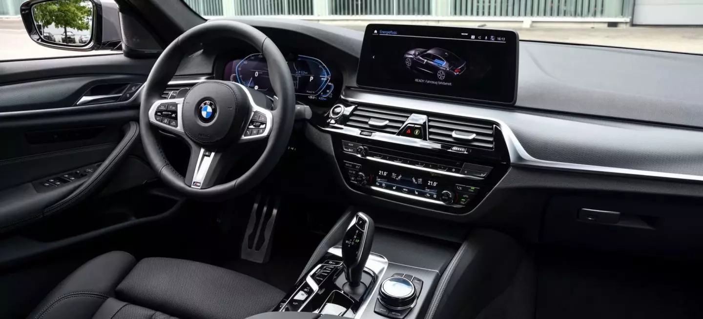 Подключаемый гибрид BMW 545e Xdrive 2020 16