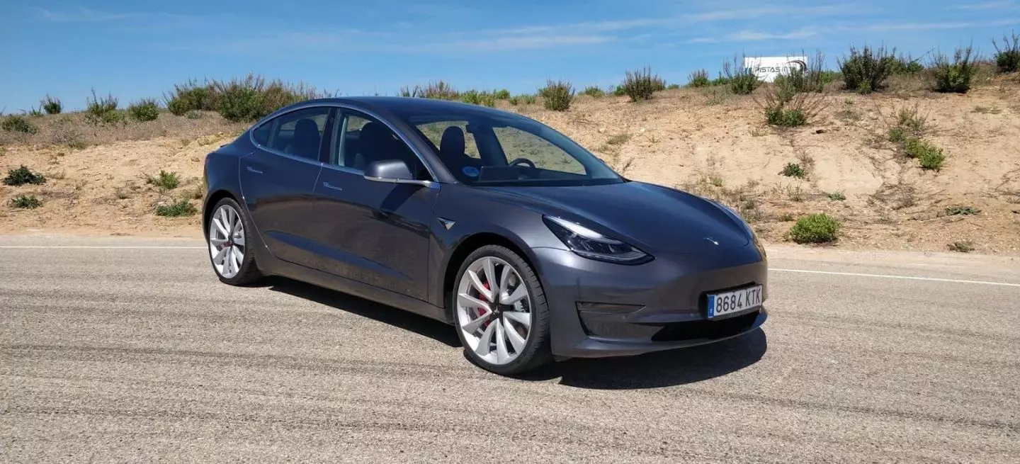 Tesla Model 3 против Alfa Romeo Giulia Quadrifoglio 0619 028