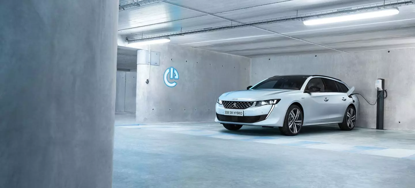 Гібрыдныя аўтамабілі Peugeot 508 3008 21