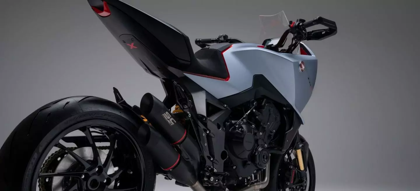 Honda's Rom R&D Center Entlooss stolz den Cb4x bei Eicma