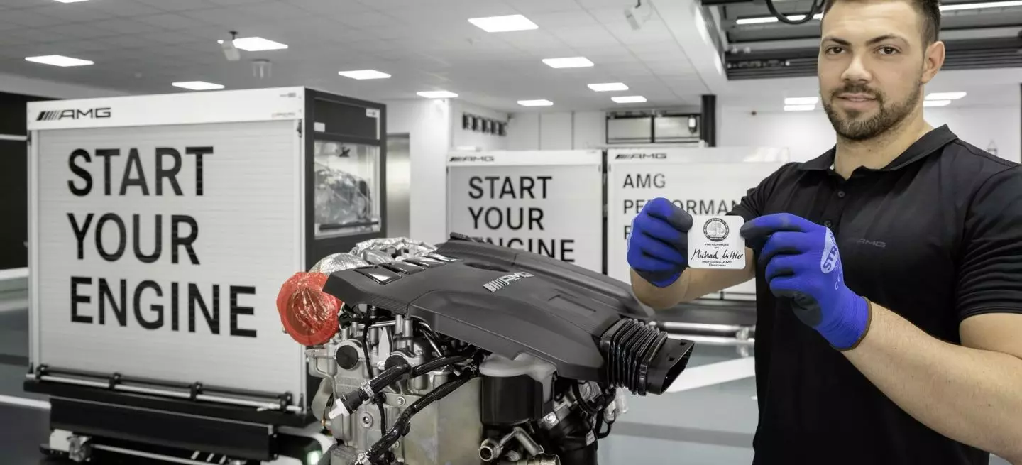 Neuer Mercedes Amg Vierzylinder Turbomotor Aus Hochmoderner Fertigung: Der Stärkste Serien Vierzylinder Der Welt, Made In Affalterbach Új Mercedes Amg négyhengeres turbómotor ultramodern gyártásból: A világ legerősebb négyhengeres motorja