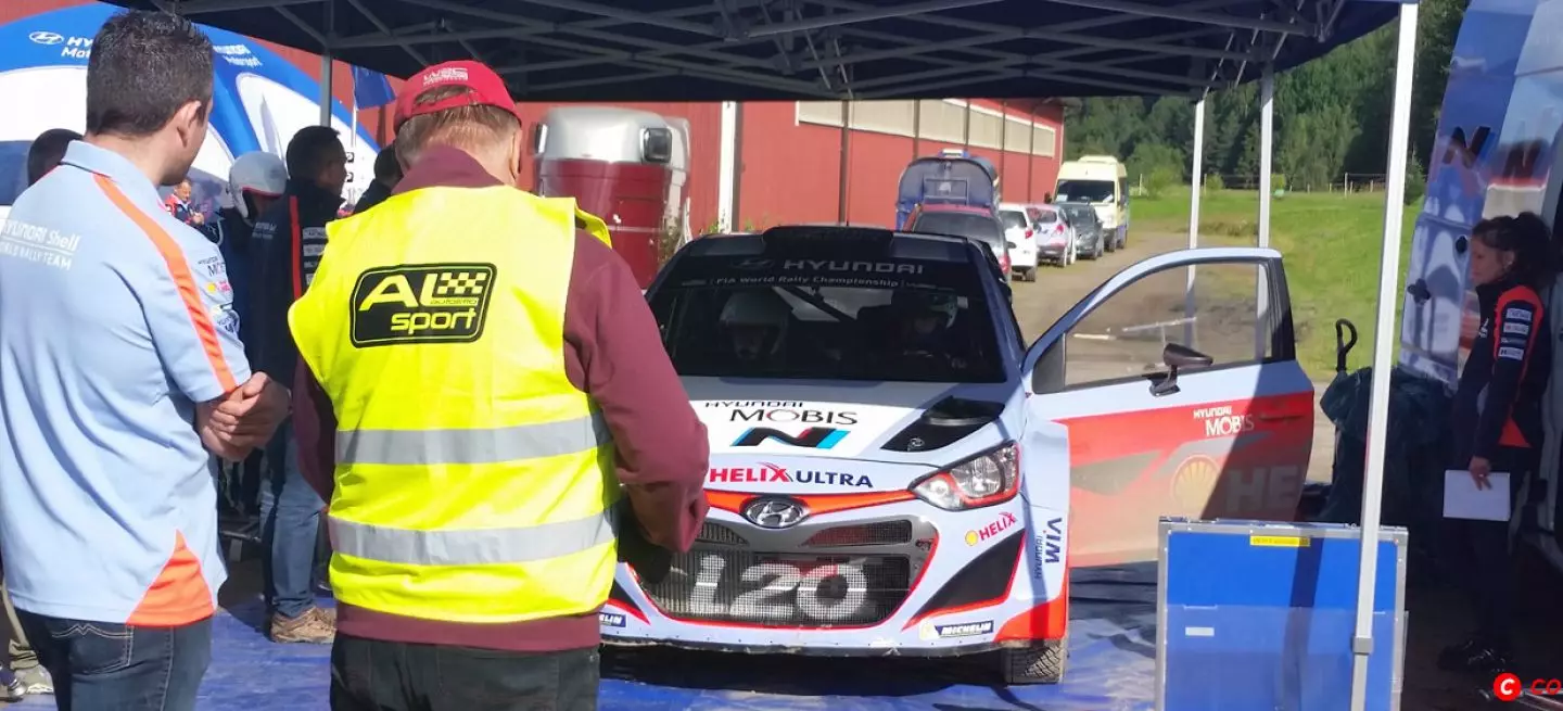 experience-codrive-hayden-paddon-5-2015-mdmc